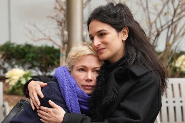 Время бинджвотчинга: 8 новых сериалов, которые стоит посмотреть за праздники